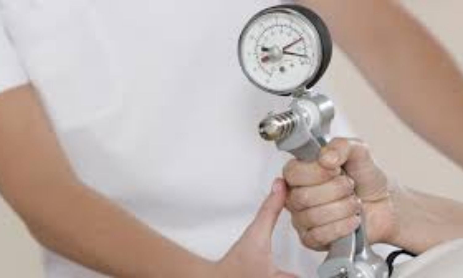 Lower hand grip strength associated with low visual acuity and other ...